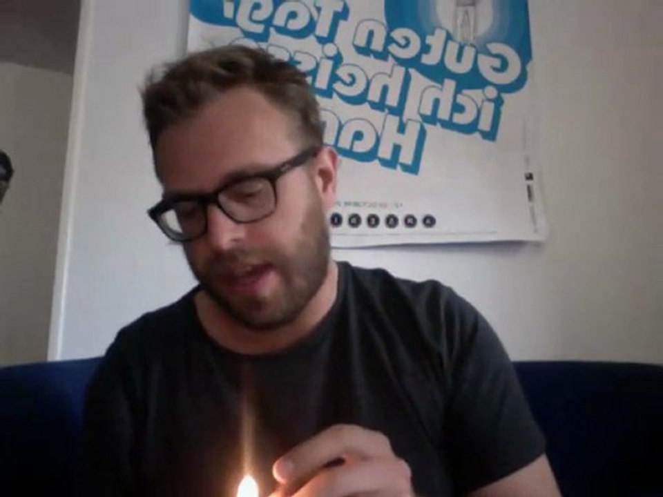 Fumer une clope en chantant des chansons traduites avec l'accent ...