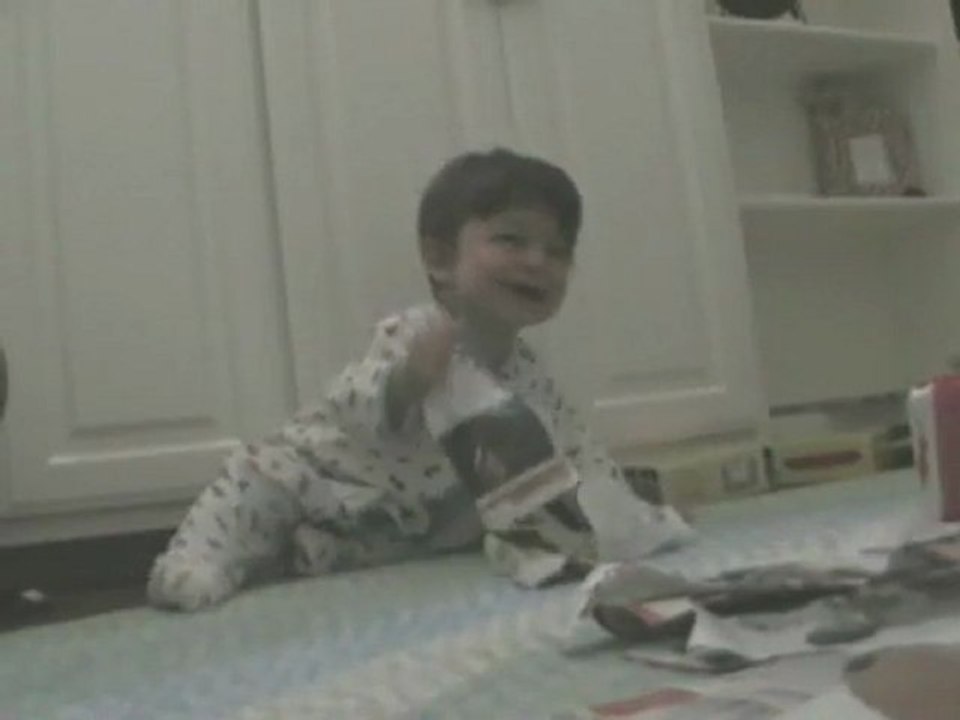 Laughing Baby Ripping Paper - video Dailymotion