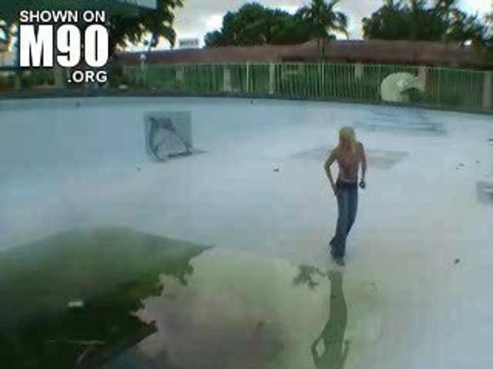 Woman Falls Into Pool Water - video Dailymotion