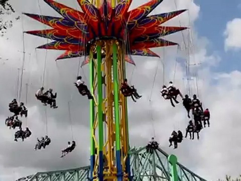 Vol Ultime, a new ride at Montreal's La Ronde amusement park - video ...