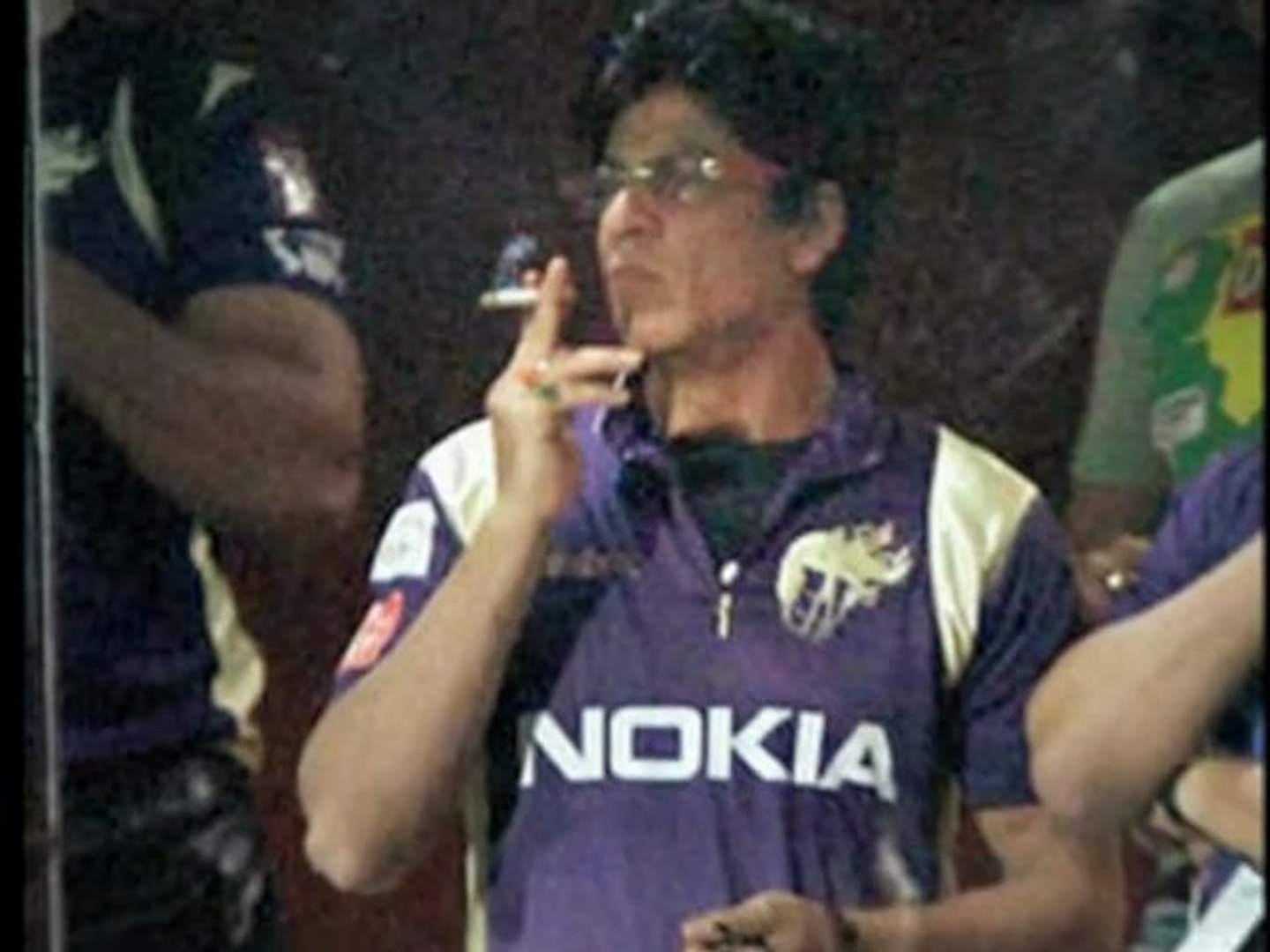 Shahrukh Khan Smoking In Public