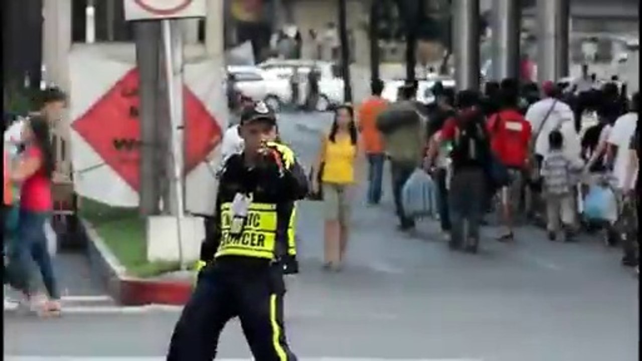 Filipino Traffic Enforcer Performing His Job To The Beat Of Billie Jean ...