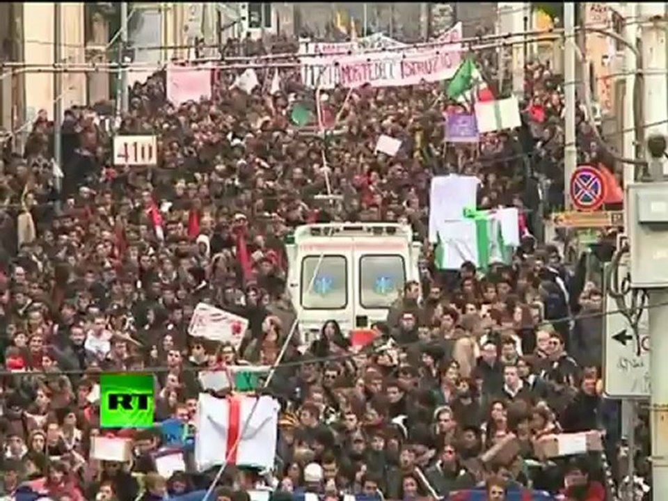 Students battle with riot police in Palermo as Italy sees new wave of ...
