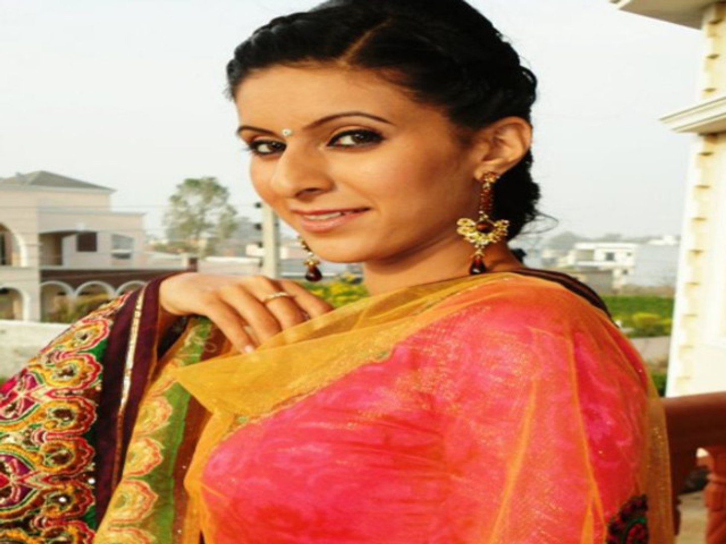 Khushboo Grewal Hot Latest Hindi Song Love Me Sung By Meet Bros