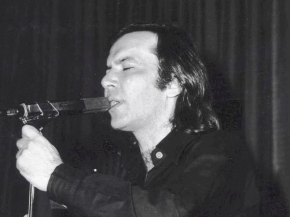 MIKIS THEODORAKIS en concert en 1975 : ENA DEILINO par Petros PANDIS ...