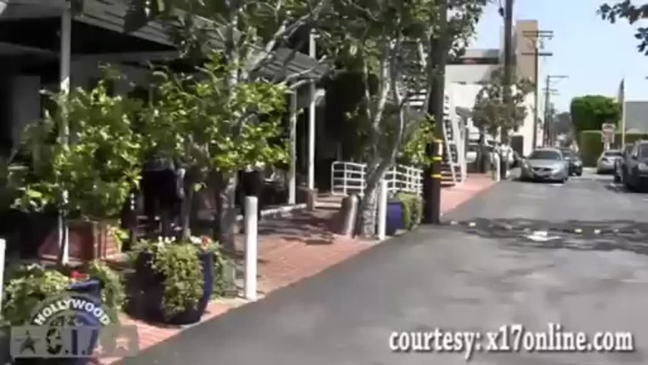 Kim Kardashian's EXPOSES in a BLACK DRESS - video Dailymotion