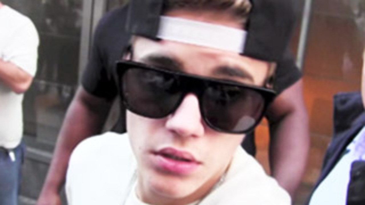 Justin Bieber tries to grab paparazzo's camera - video Dailymotion