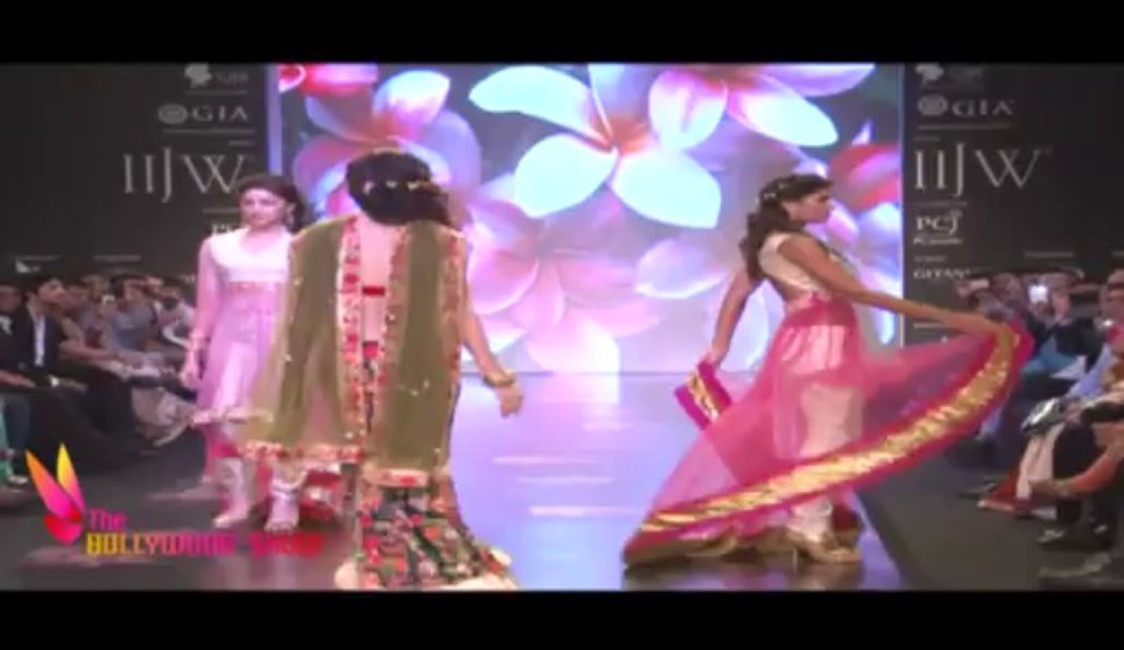 Attractive Girls walk Ramp - video Dailymotion