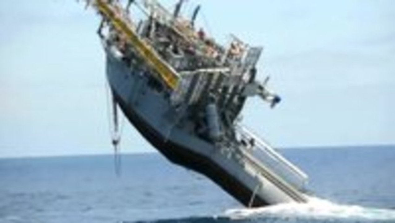 335-Foot 700 Ton Ship Flips - video Dailymotion