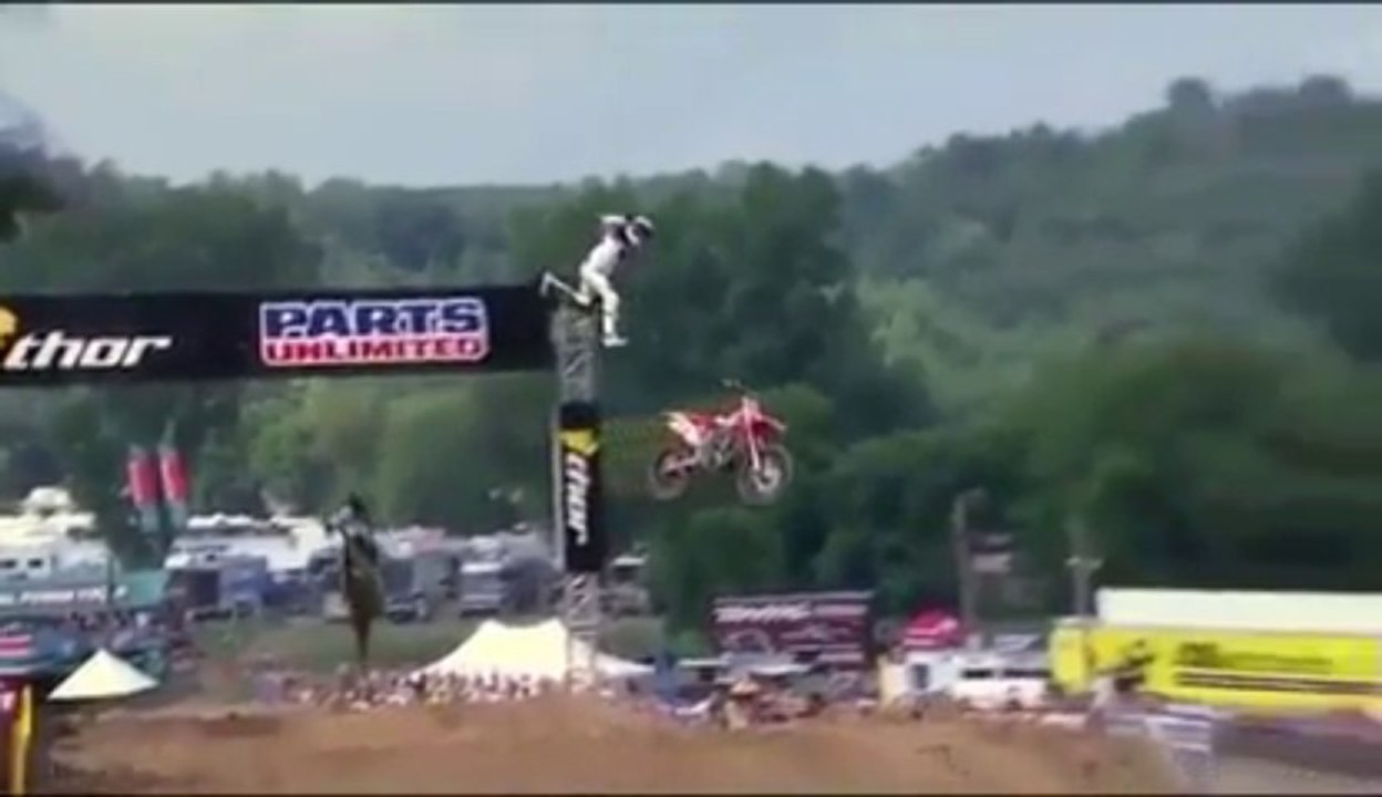 High jump & crash of a motocross rider!! Motorbike accident !! - Vidéo ...