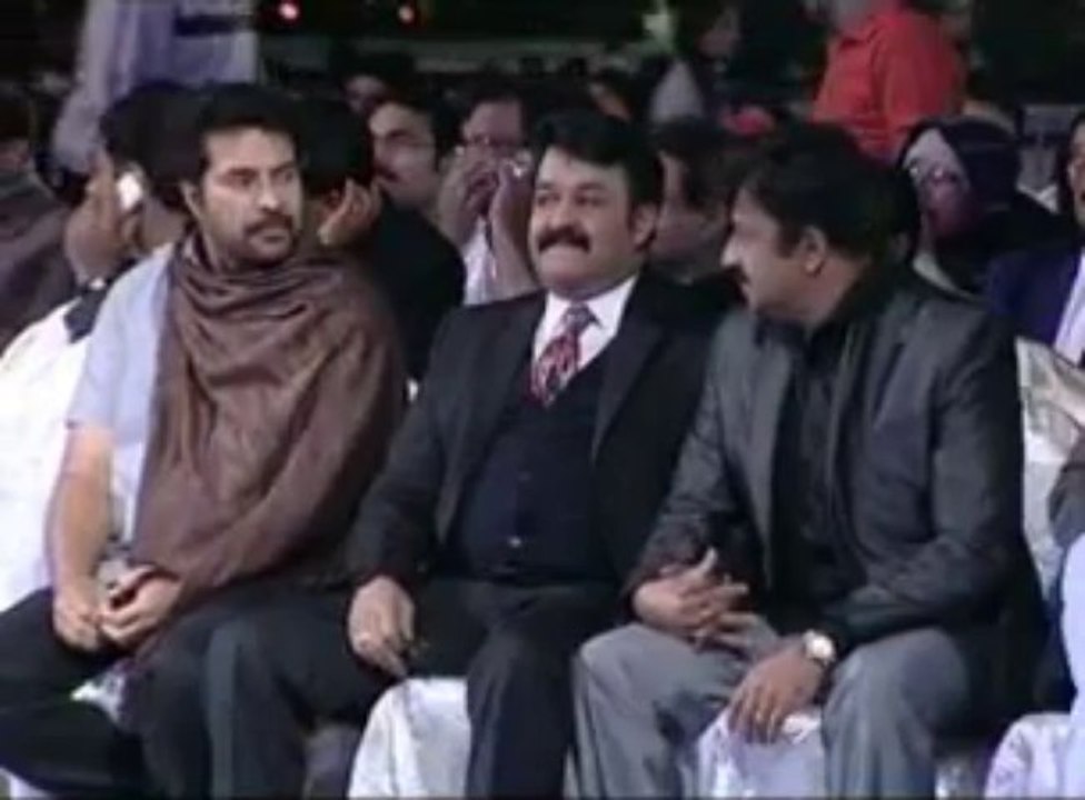 Mohanlal/Lalettan caught in a funny mood at Asianet Film Awards - 2014 ...