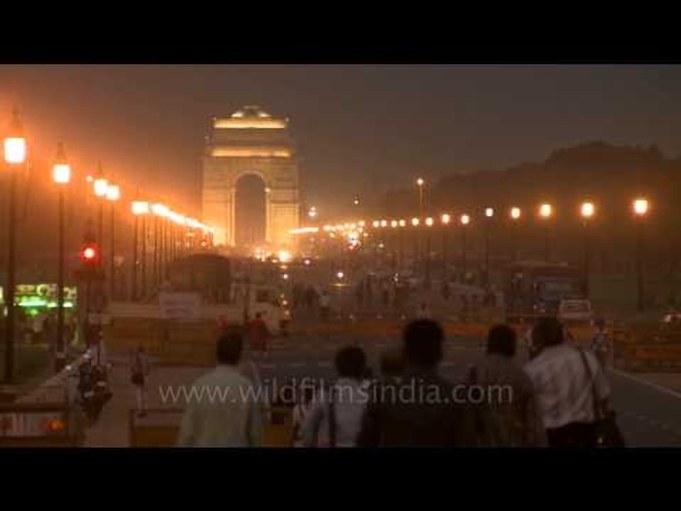 Traffic passing around India Gate at dusk - video Dailymotion