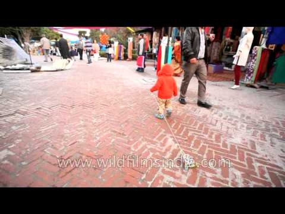 Children playing with toys at Dilli Haat square - video Dailymotion