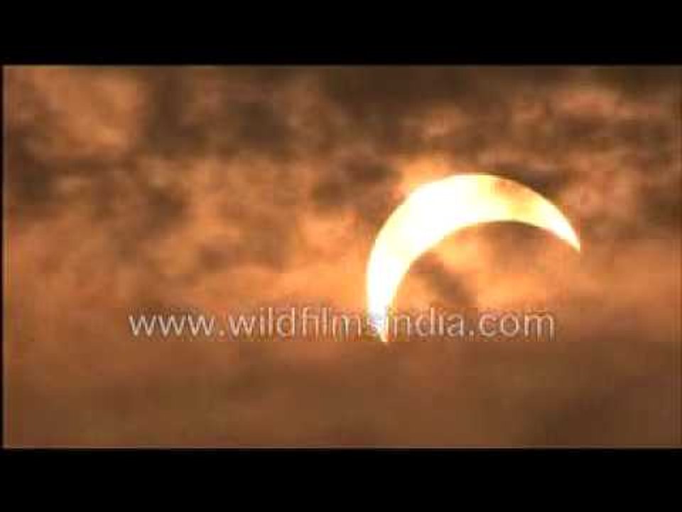 The moon blocking out the sun, Solar Eclipse - video Dailymotion