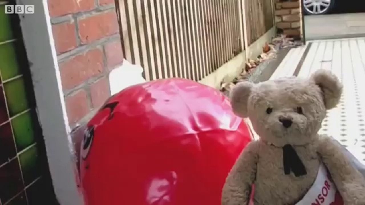 Misery Bear - Misery Bear's Comic Relief Starring Kate Moss - Vídeo ...