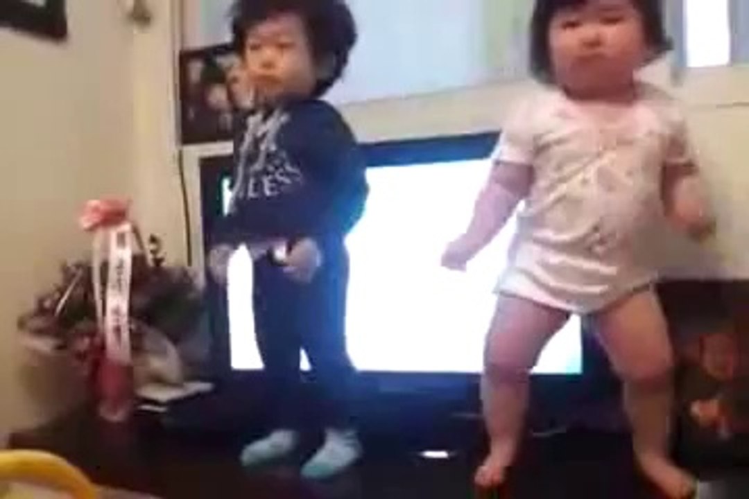 What a dance by a chubby Korean baby! - video Dailymotion