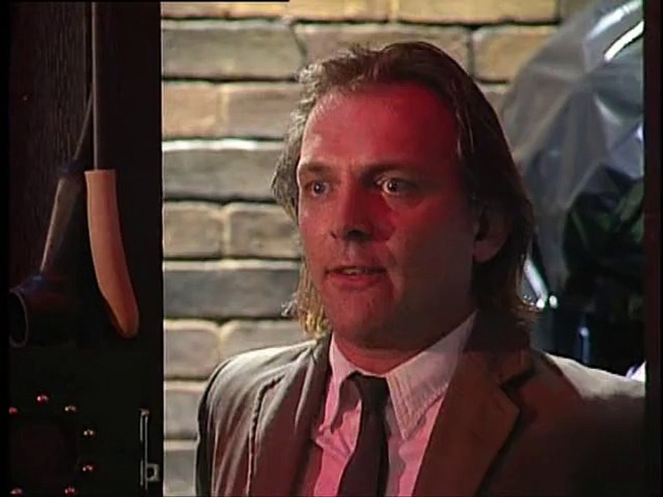 Bottom - S01-E01 - Smells - video Dailymotion