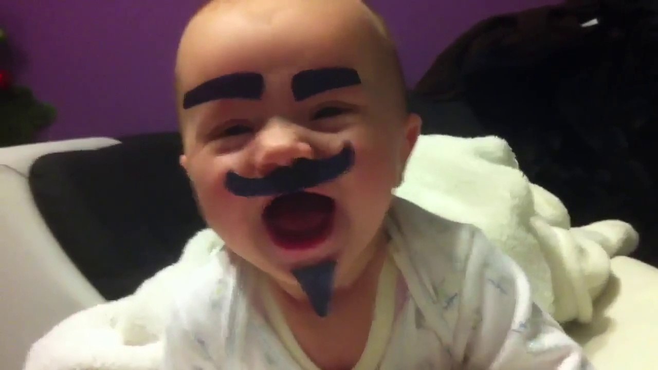 Un bébé barbu... bravo au papa qui s'amuse quand maman n'est pas là ...