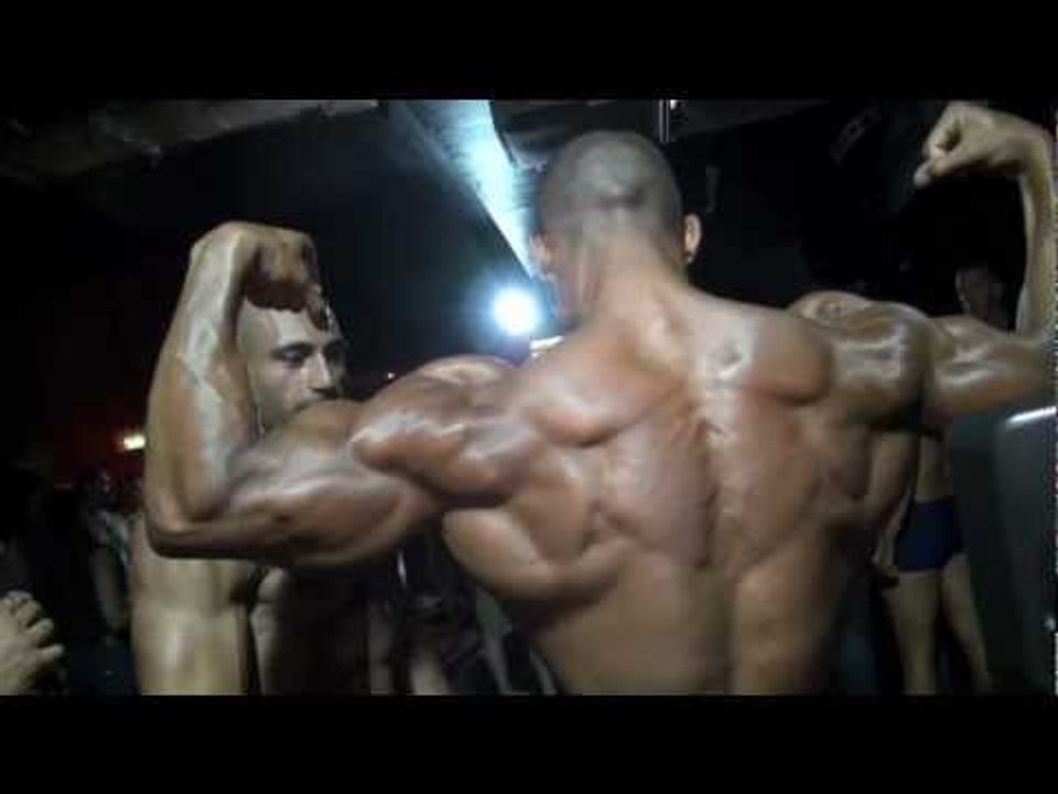 HUGE BODYBUILDER ROGER BACKSTAGE FLEXING - video Dailymotion