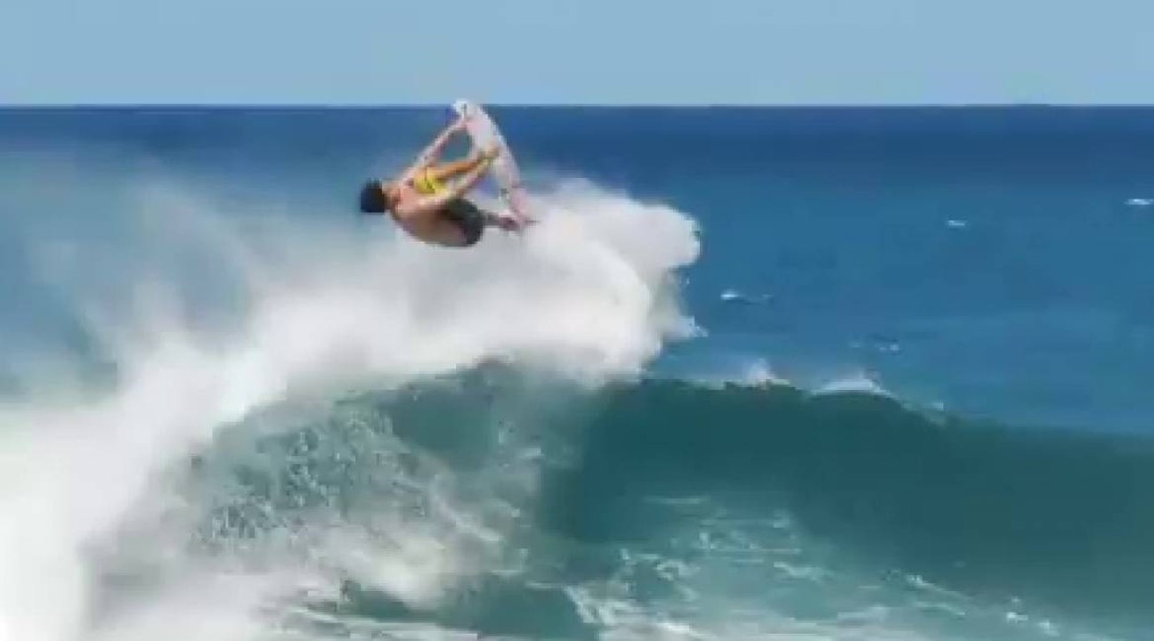 Gabriel Medina replaque un backflip en free surf - Vidéo Dailymotion
