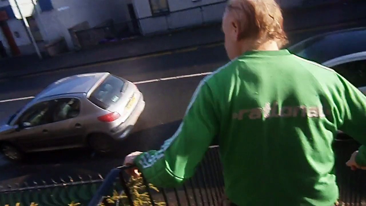 Forfar Man Davy Laing Finds A Chip On A Windscreen - video Dailymotion