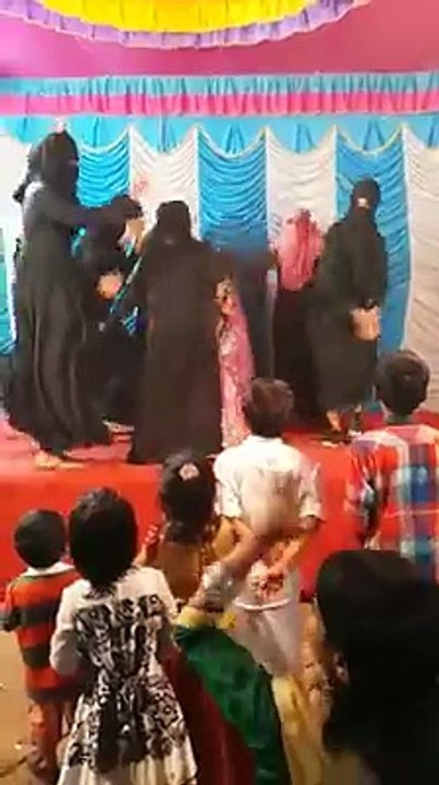 Funny Burqa Dance by Young Pakistani Girls - Saat Samunder Par - video ...
