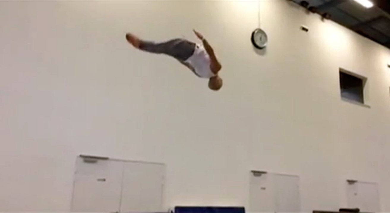 Acrobat Practices Flips in an Inspiring Workout - video Dailymotion