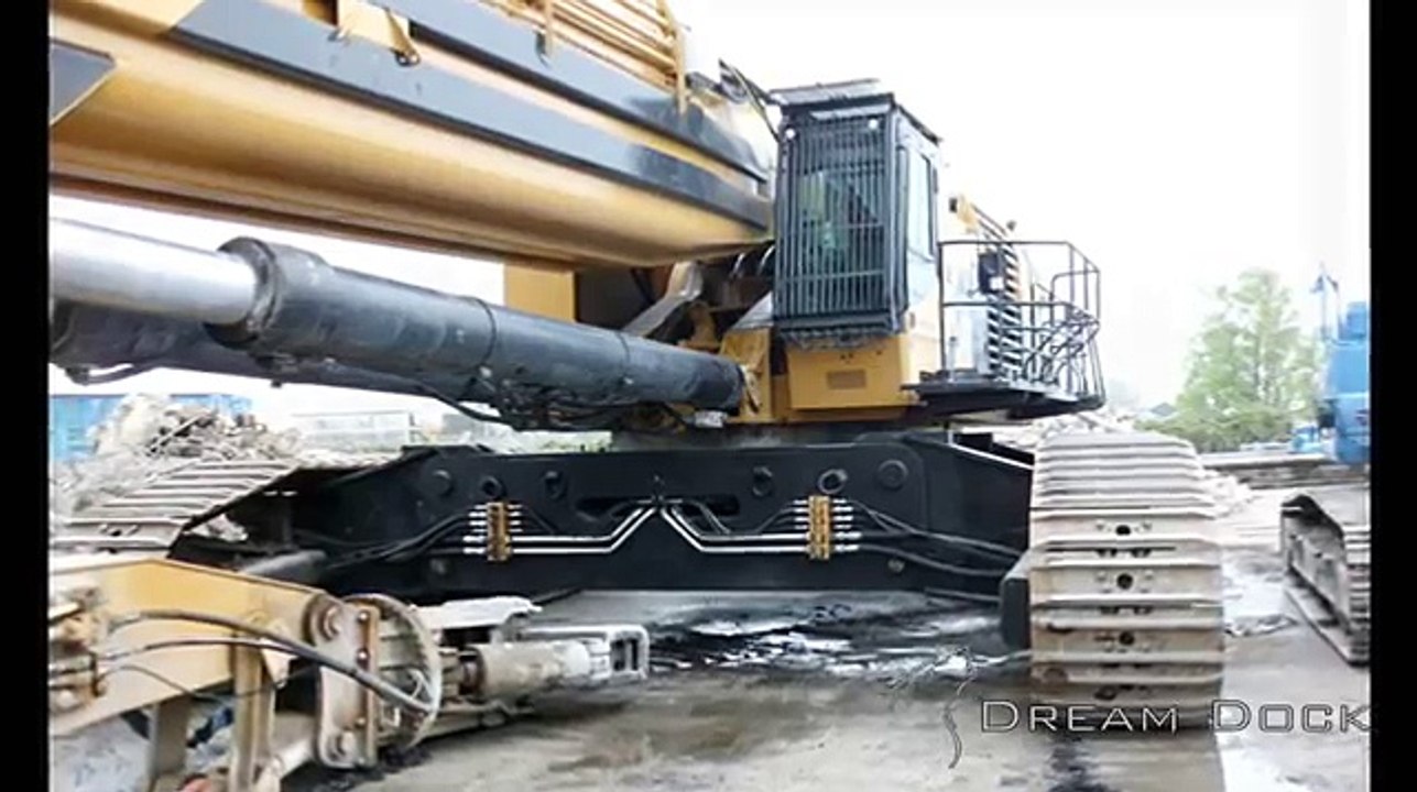 CATERPILLAR 5110B WORLDS LARGEST DEMOLITION EXCAVATOR ++ 90m BOOM! - video Dailymotion