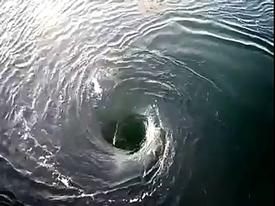 Biggest Whirlpool In The World (Ocean Whirlpool) - video Dailymotion