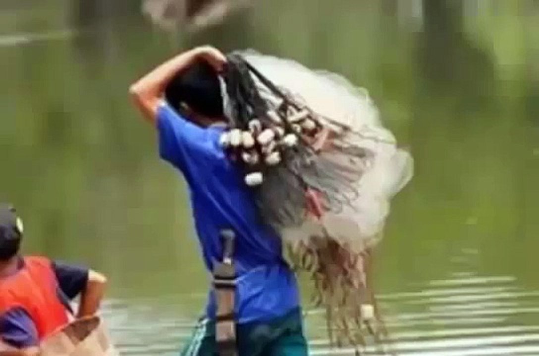 Crocodile Attack Human , Giant Crocodile Attacks Fisherman - video ...