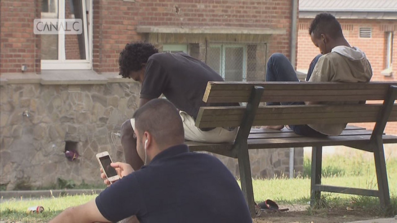 Le centre Fedasil de Florennes bientôt au complet - Vidéo Dailymotion