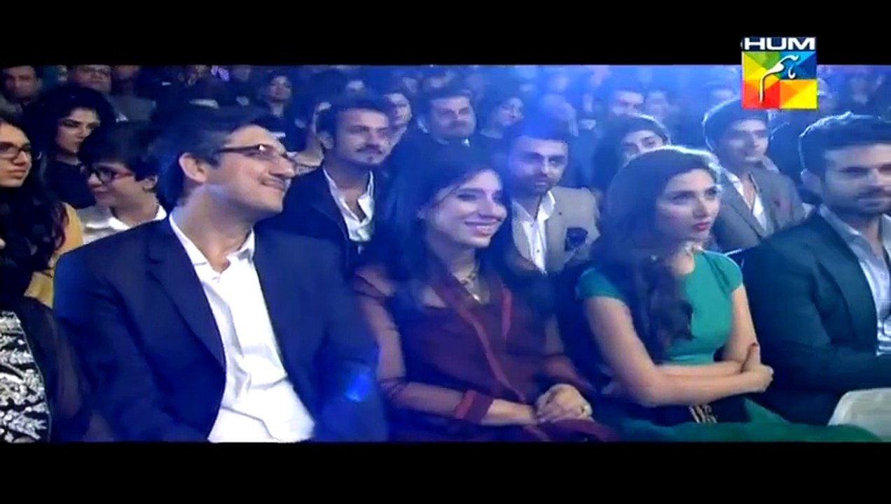 Mahira Khan Become Hyper On Wasay Chaudhry In Hum Awards Show - video ...