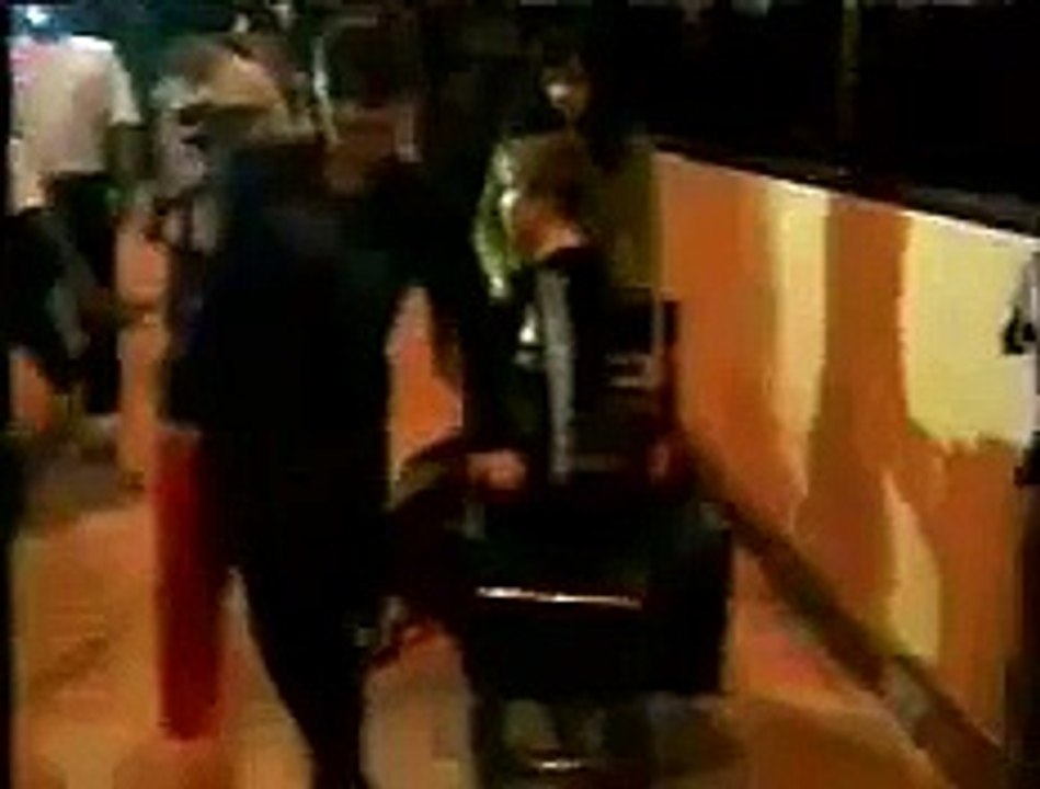 BJORk ATTAcKS A REPORTER - video Dailymotion