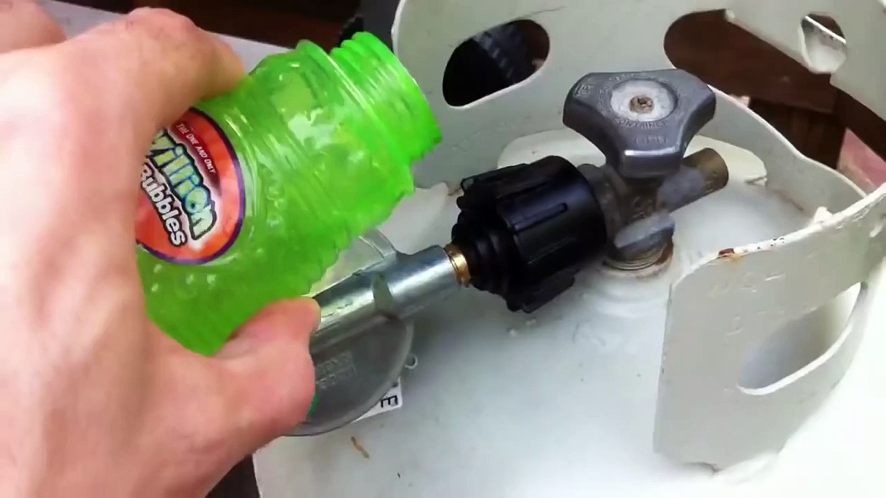 Leaking propane gas regulator on grill - video Dailymotion