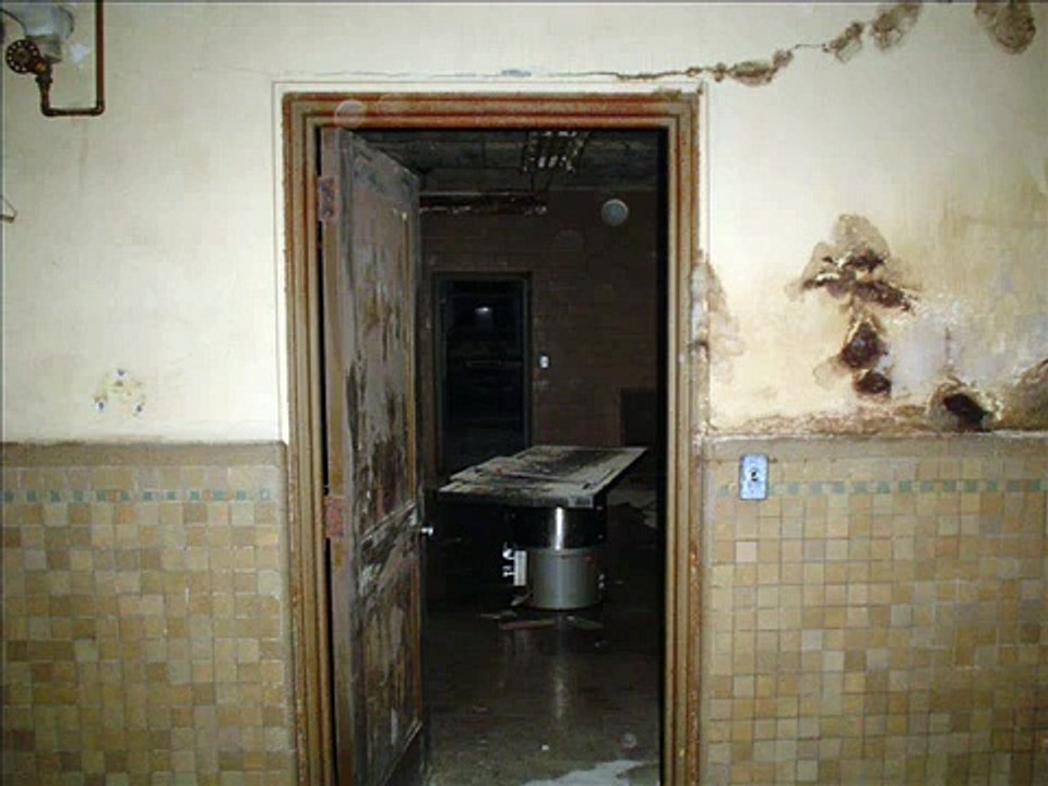 REAL CCTV CAMERA CATCHES A GHOST IN OLD MORGUE - video Dailymotion