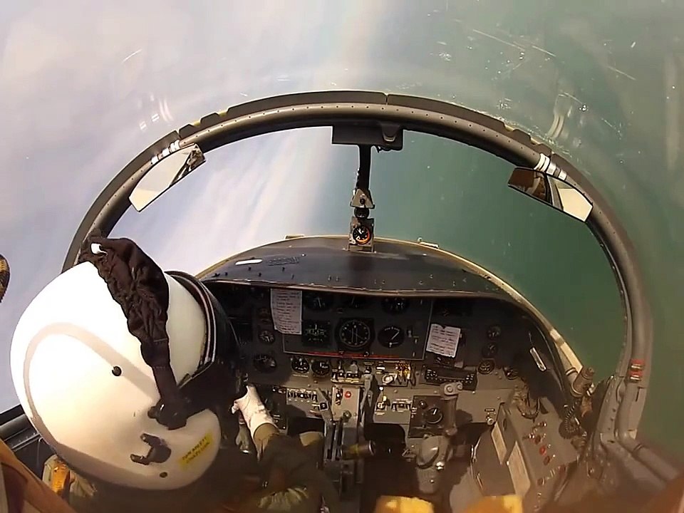 Flying Inside a Fighter Jet Cockpit! [HD] - video Dailymotion