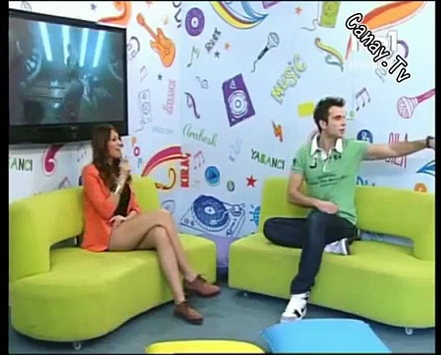 Beautiful TV Presenter Showing Her Legs 5 - video Dailymotion