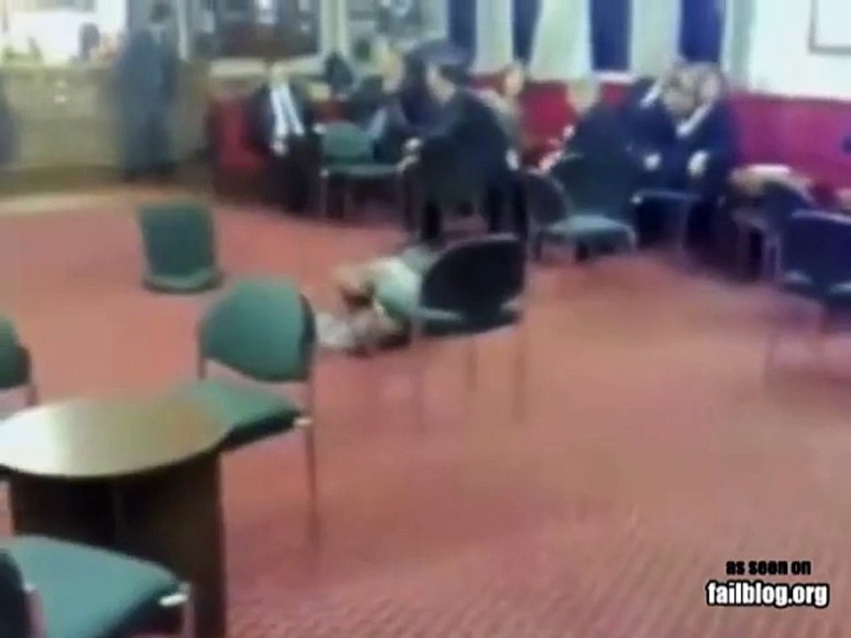 Chair Walking FAIL - Vidéo Dailymotion