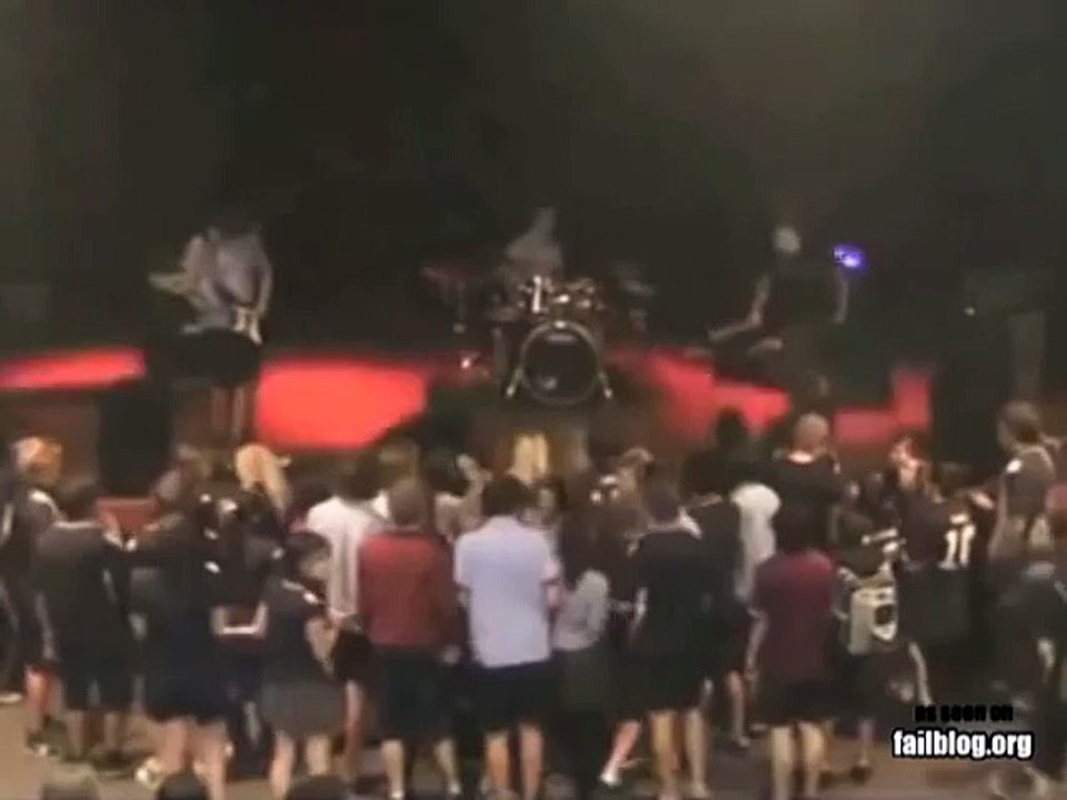 Stage Diving FAIL - Vidéo Dailymotion