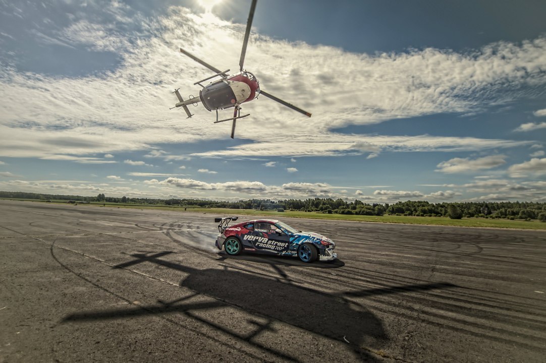 Aerobatic Helicopter Chases Drifting Race Car - video Dailymotion