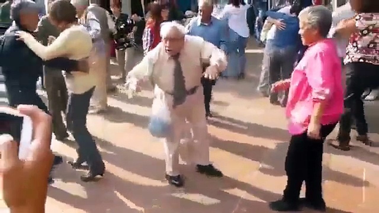 Funny old guy dancing - video Dailymotion