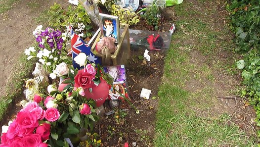Robin and Andy Gibb's grave - video dailymotion