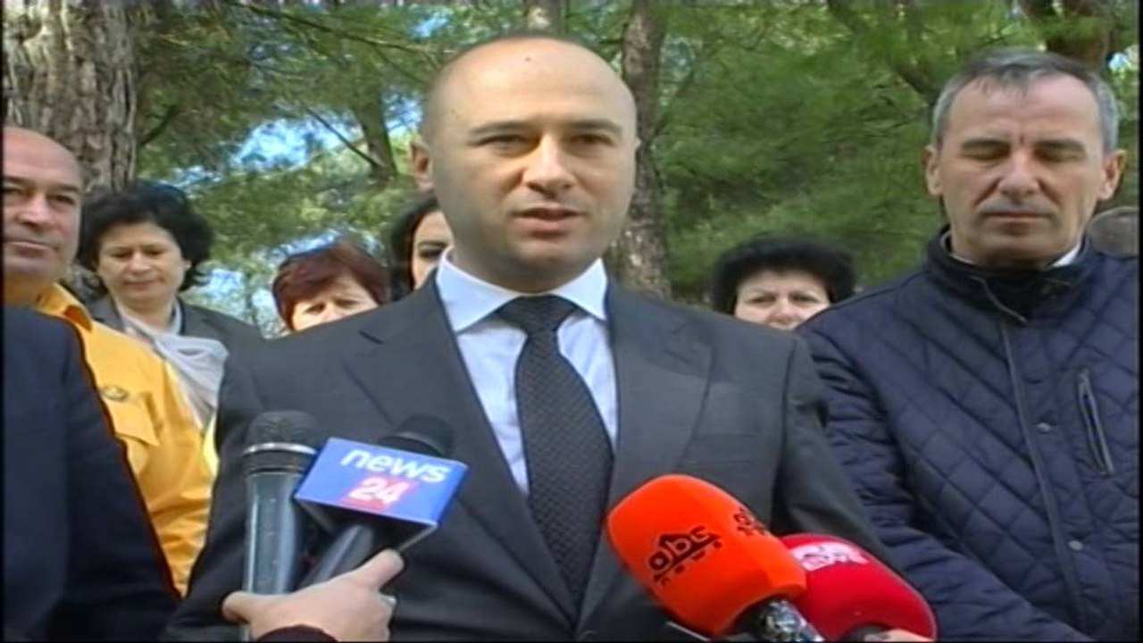 Pyllëzimi i lagjes muzeale "Kala". Berat, deputeti i LSI-së mbjell 200 ...