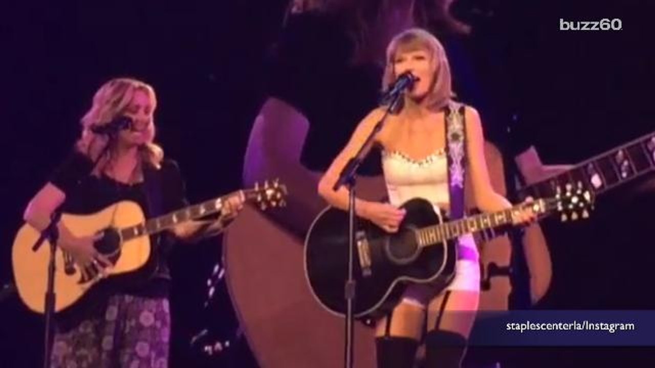 Taylor Swift sings 'Smelly Cat' with Phoebe Buffet and the internet ...