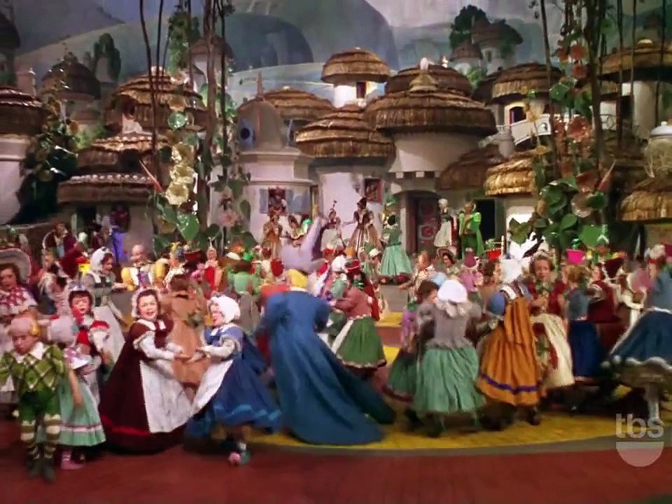 Judy Garland & Cast - The Wizard of Oz (1939) - Munchkinland Sequence ...