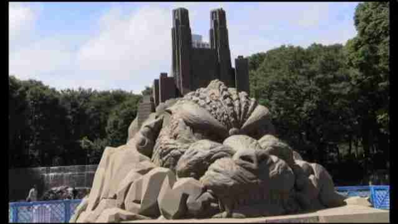 Giant sand Godzilla invades Tokyo park - Vídeo Dailymotion