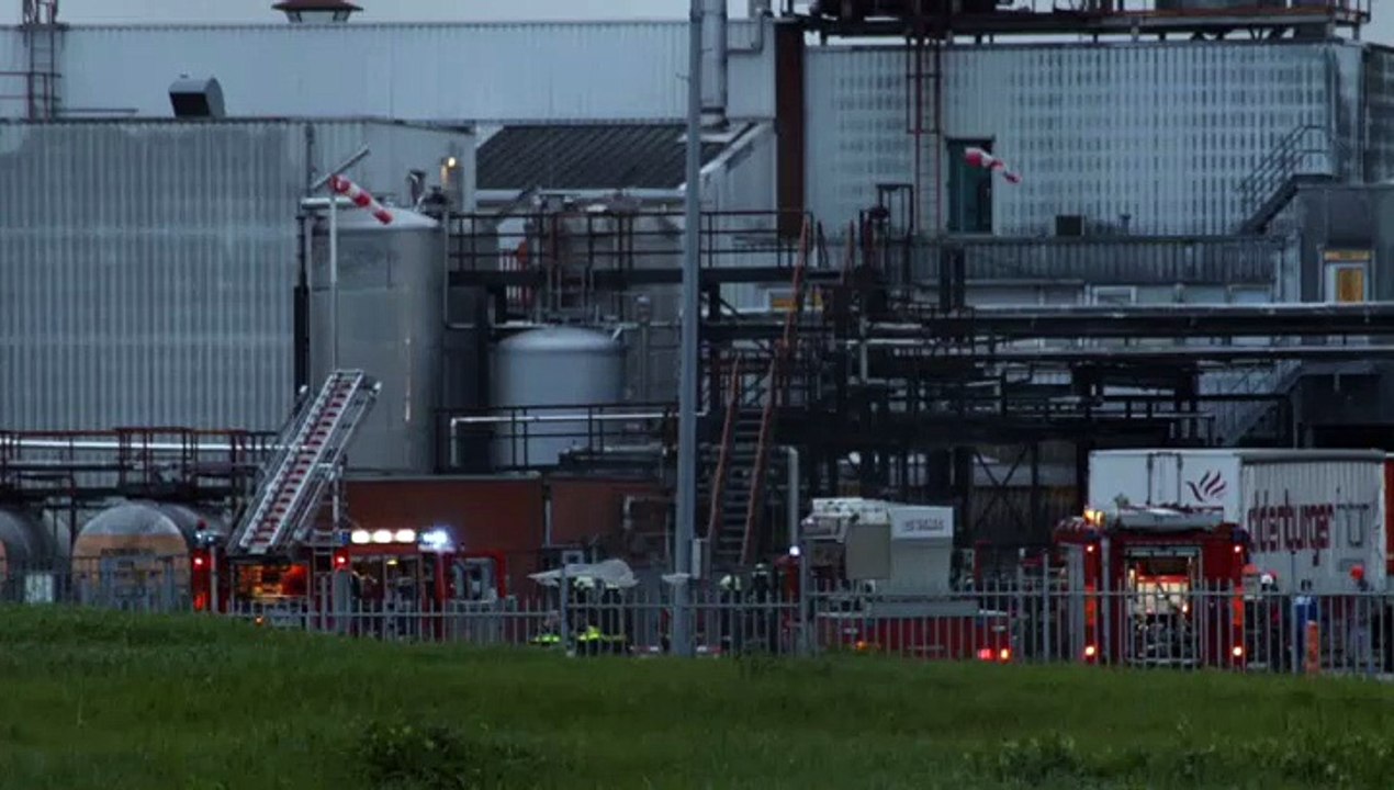 Beelden: Gevaarlijke vloeistof ontsnapt bij Avebe Foxhol - RTV Noord ...