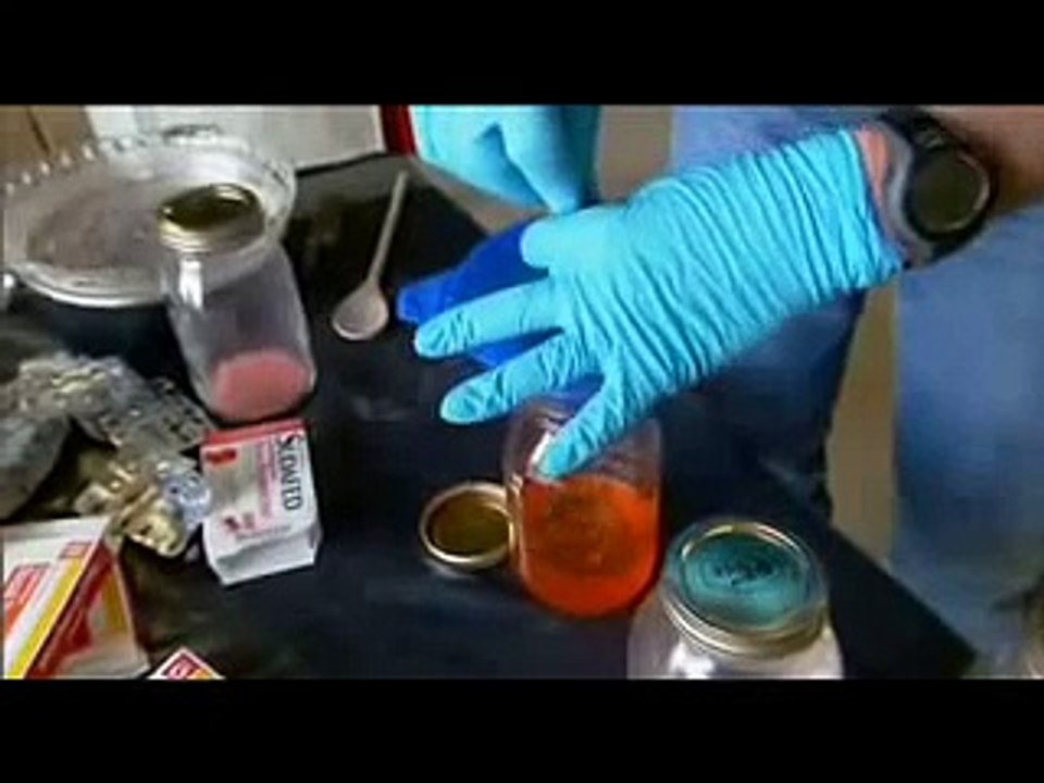 COP cooks METH. Shows how easy it is. - video Dailymotion