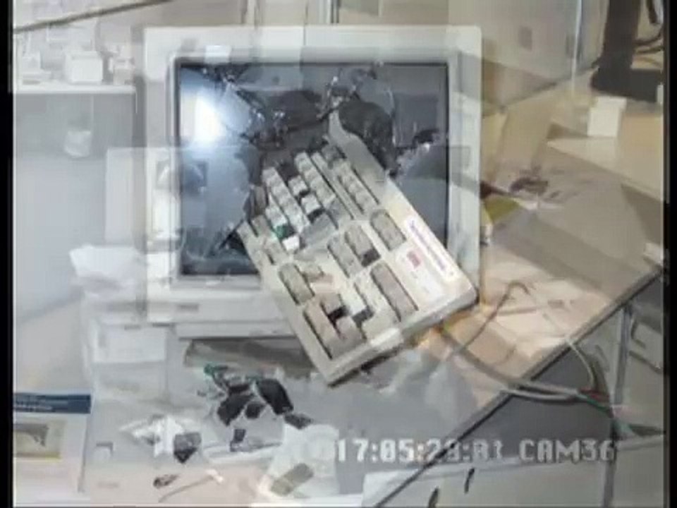 Angry Guy Destroy Computer - FUNNY! - video Dailymotion
