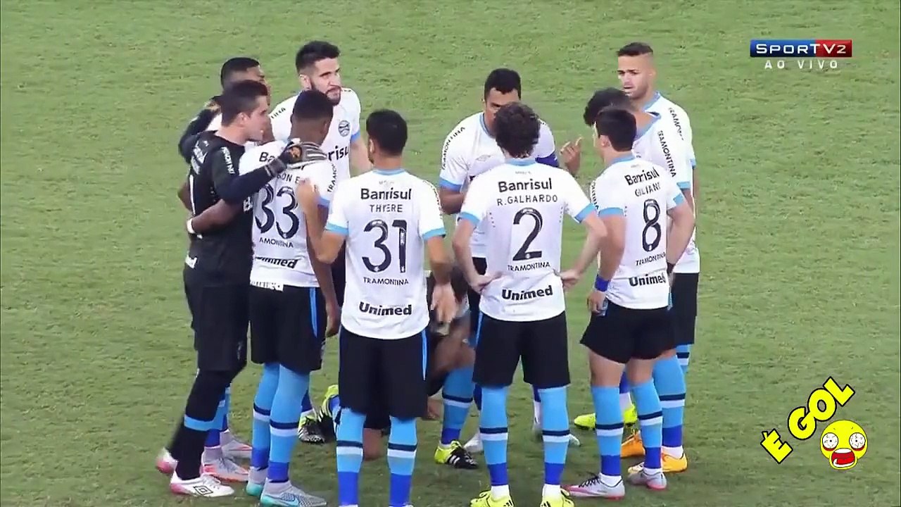 Douglas le footballeur qui fait pipi sur un terrain - Vidéo Dailymotion